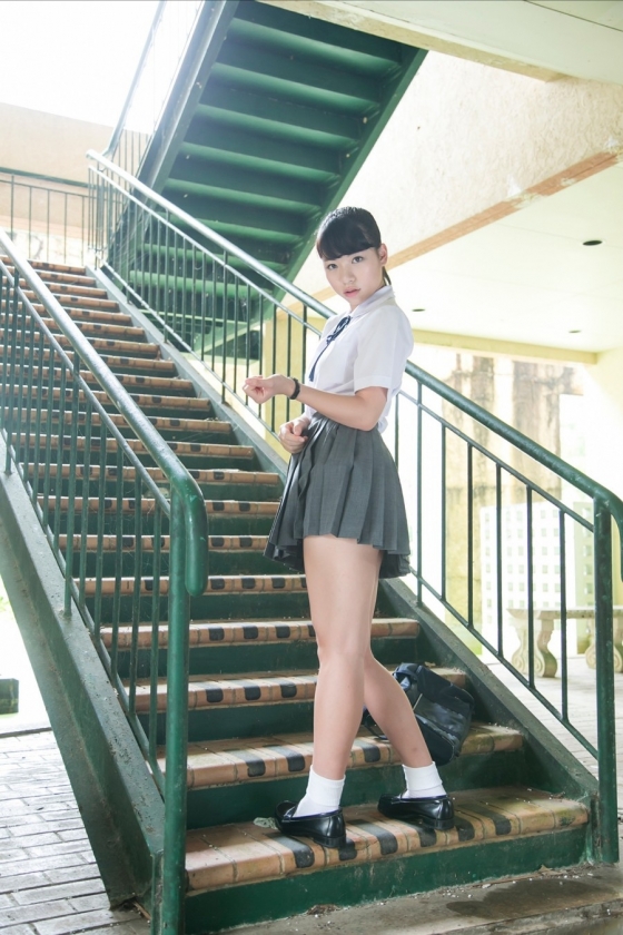 女子校生のコスプレをした美少女達がおいしそうなふとももを見せつけるエロ画像!