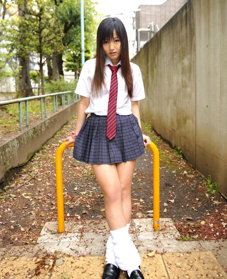 女子校生のコスプレをした美少女達がおいしそうなふとももを見せつけるエロ画像!