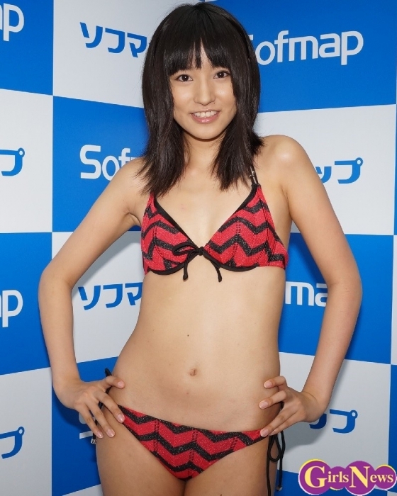 グラドル保田真愛エロ画像!貧乳なのにお尻がムチムチ!水着に興奮しよう!